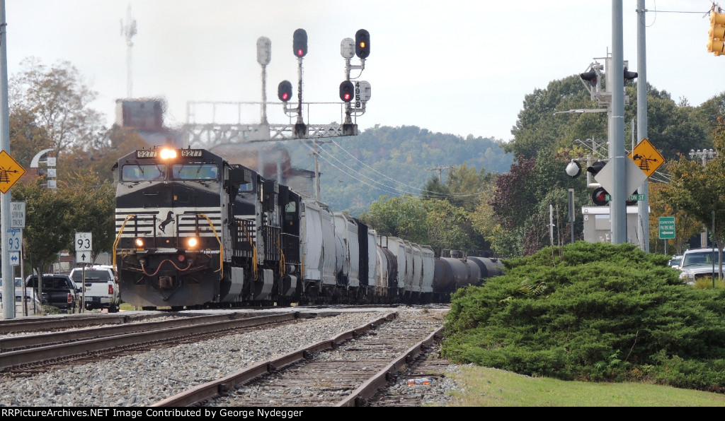 NS 9277 / C40-9W mixed freight train at a crossing